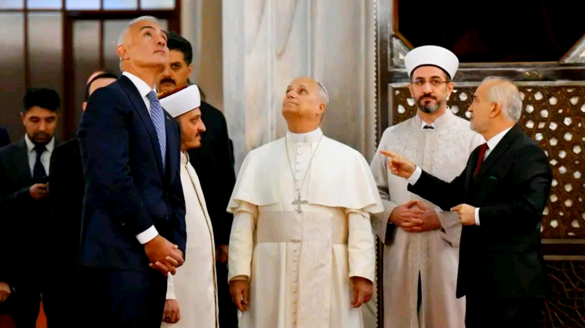 Religion: le Pape Leon XIV visite la mosquée bleue en Turquie ...